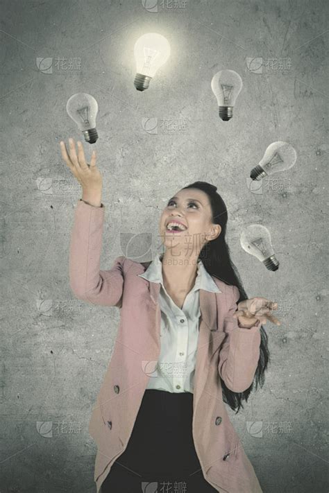 轮流抛接 商务人士 轻的 电灯泡 自然美 垂直画幅 美 灵感 灯 白人