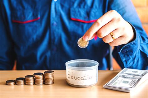 남자 계산기 회계 계산 돈 스택 단계 교육에 대 한 저축 돈을 성장 가계에 대한 스톡 사진 및 기타 이미지 가계 경영자 경제 Istock