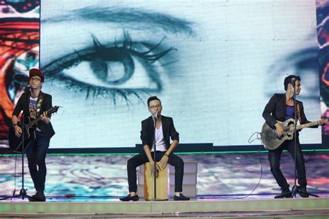 Bee T khoe khả năng chơi nhạc cụ trên sân khấu