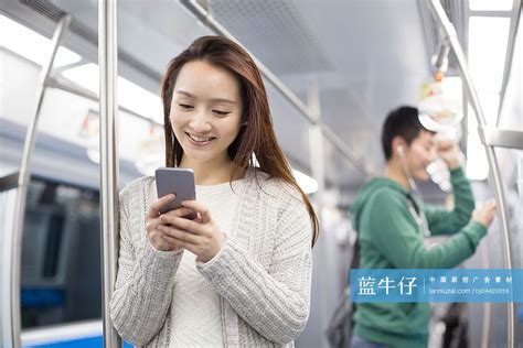 年轻女子在地铁里使用手机 蓝牛仔影像 中国原创广告影像素材
