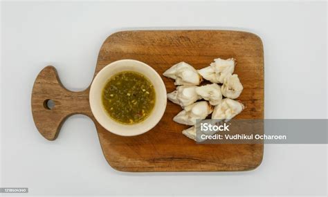 巨大的新鮮螃蟹肉塊放在海鮮醬與綠色辣椒在木製切割板上隔離在白色背景 照片檔及更多 健康的生活方式 照片 健康的生活方式 健康飲食 剪裁