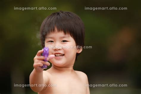 水鉄砲で遊ぶ男の子の写真素材 159461936 イメージマート