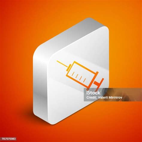 주황색 배경에 격리된 등각투영 주사기 아이콘입니다 백신 예방 접종 주사 독감 예방 주사용 주사기 의료 장비 실버 스퀘어 버튼 벡터 일러스트레이션 0명에 대한 스톡 벡터 아트