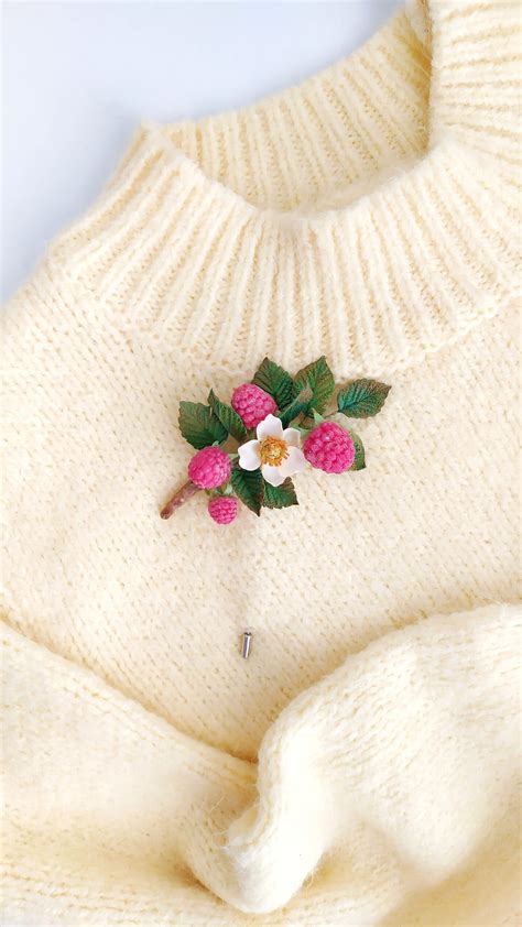 Raspberry Brooch Sudiosa