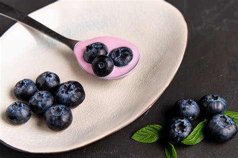 검은 색 어두운 테이블 배경에 서 세라믹 그릇에 맛있는 신선한 블루 베리 요구르트 쉐이크 디저트 0명에 대한 스톡 사진 및 기타