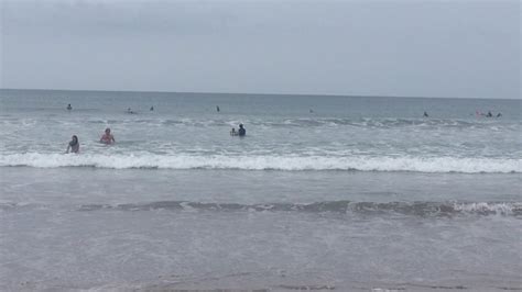 Тема начал серфить на океане на Бали