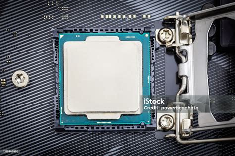 현대 컴퓨터 블랙 마더 보드의 소켓을 통해 Cpu 칩의 클로즈업 세부 사항 전자 작은 구성 요소 세부 사항 초점 선택 Cpu에