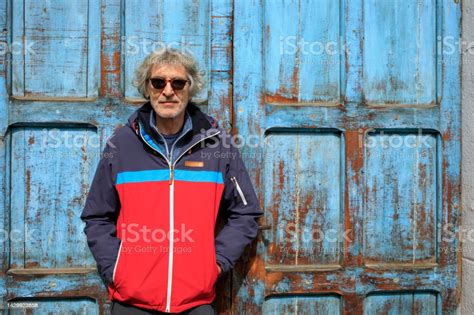 모험 활동적인 노인 스키 리조트 산악 마을에서 스키를 타고 즐기는 남자 스노우 스키어 건강한 생활방식에 대한 스톡 사진 및 기타 이미지 Istock