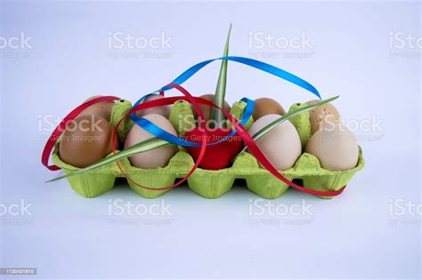 마음에 여유 공간을 채우기 위해 흰색 배경에 트레이와 부활절 달걀입니다 0명에 대한 스톡 사진 및 기타 이미지 0명 개체