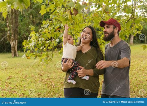 Padres Orgullosos Y Felices Compartiendo Un Momento Con Su Hija En Un