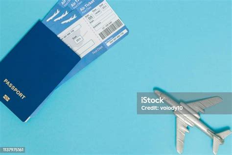 비행기와 여권 티켓 파란색 배경에 비행기의 모델과 달러 텍스트의 공간을 복사 합니다 0명에 대한 스톡 사진 및 기타 이미지 0명 공항 관광 Istock