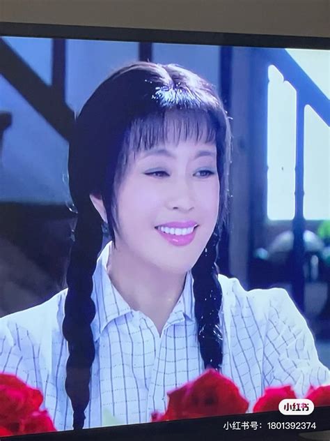 李隽🇦🇺 On Twitter 劉曉慶70歲演20歲。唉！她也屬於沒文化真可怕。瞧瞧這虎背熊腰，縮脖駝背，還裝嫩。老，是從每個毛孔散發出來