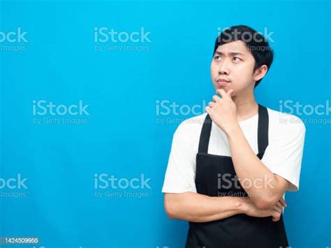 앞치마 제스처를 입은 남자는 복사 공간을 바라 보는 것에 대해 생각합니다 레스토랑에 대한 스톡 사진 및 기타 이미지 레스토랑