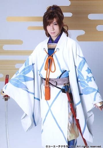 駿河屋 【買取】鐘ケ江洸源九郎義経膝上・キャラクターショット舞台「遙かなる時空の中で3 十六夜記」ランダムブロマイド（男性生写真）