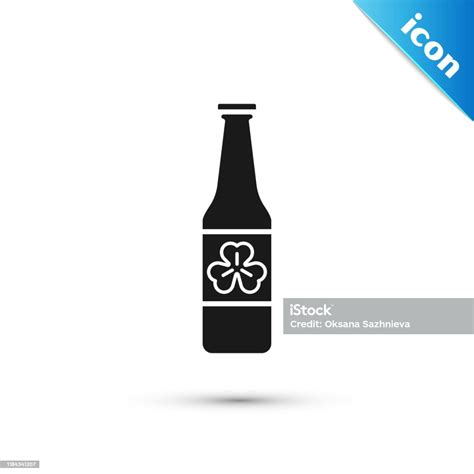 黑色啤酒瓶與四葉三葉草圖示隔離在白色背景聖派翠克節快樂 向量插圖向量圖形及更多三葉草圖片 三葉草 含酒精飲品 愛爾蘭 Istock