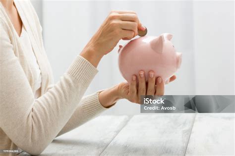 여자 손 돈 부와 금융 개념을 저장하기위한 돼지에 돈 동전을 넣어 개념에 대한 스톡 사진 및 기타 이미지 개념 경제