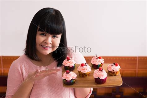 Фотография на тему Девушка с кексами Pressfoto