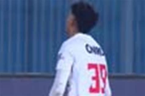 العارضة تتصدى صاروخية محمد السيد لاعب الزمالك أمام بيراميدز يلاكورة