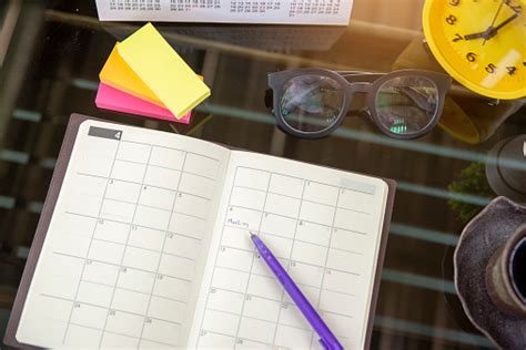 플래너와 달력 개념입니다 바탕 화면 달력 2019 사무실 책상에 커피 장소의 컵 작업 공간 플래너 시간표 의제 약속 조직 및 관리를 위한 노트북 각 날짜 월 및 연도