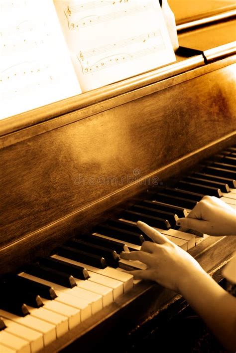 Piano Antigo Piano Velho Foto Preta Do Whote Imagem De Stock Imagem