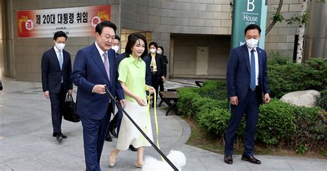 뉴스1 Pick 김건희 여사 반려견과 함께 윤석열 대통령 첫 출근 배웅