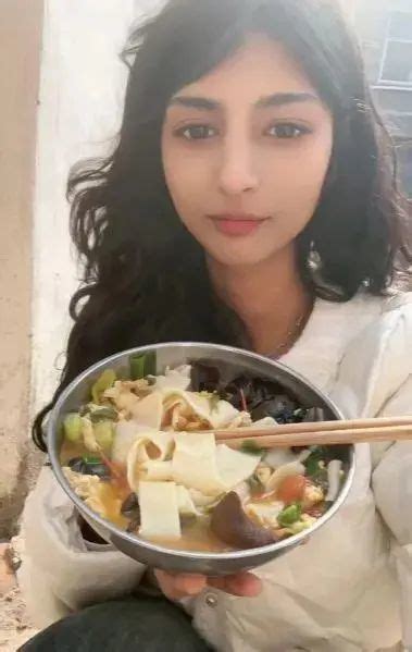 中国夫妻收养的巴基斯坦孤女长大了！已是80万粉丝的小网红