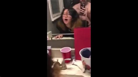 Молодая девочка очень громко стонет во время сескса перед зеркалом