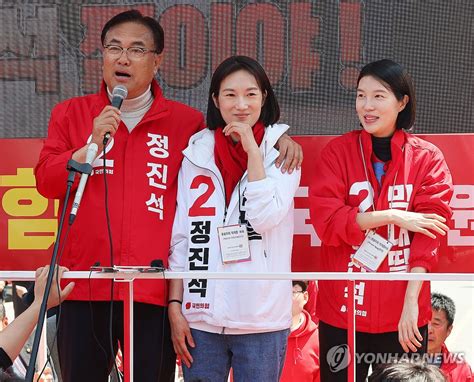 유세는 가족과 함께 연합뉴스