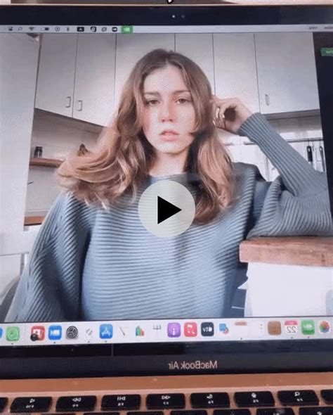 ㅇㅎ 줌 미팅하다가 바지 안입은거 깜빡한 금발누나 유머 움짤 이슈 에펨코리아