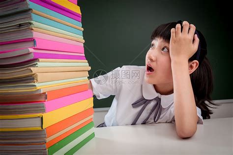 小学女生和教科书高清图片下载 正版图片507667907 摄图网