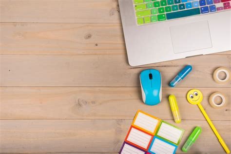 Plano Del Espacio De Trabajo Con Laptop Foto Gratis