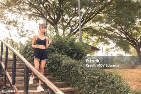 한 청녀가 내리막 경사면에서 계단을 내려갑니다 야외 운동 장면 16 17 살에 대한 스톡 사진 및 기타 이미지 16 17 살
