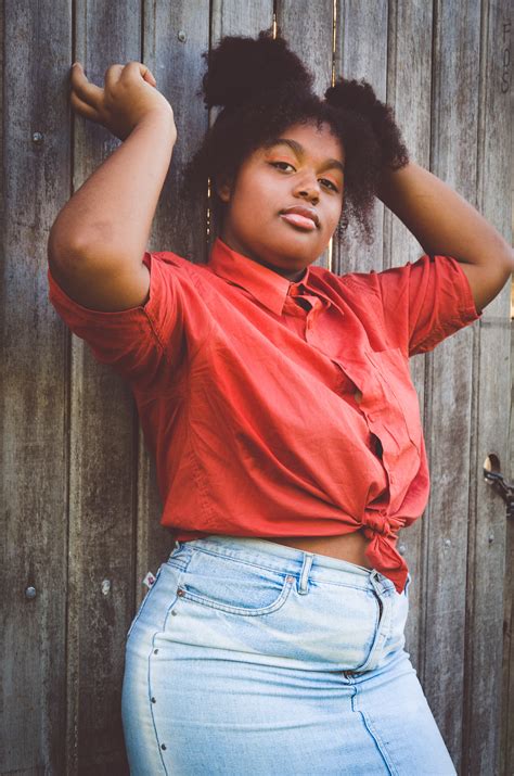 무료 이미지 빨간 청바지 아름다움 서 있는 시원한 턱 사진 촬영 근육 모델 팔 이마 복부 허리 말뿐인 어깨 직물 사진술 티셔츠 미소