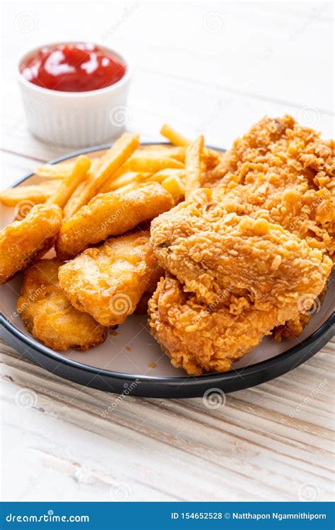 Frango Frito Batatas Fritas E Refei O Das Pepitas Foto De Stock