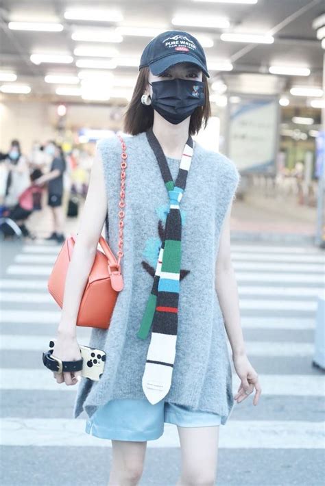 吴谨言灰色针织背心搭短裤现身机场 搜狐大视野 搜狐新闻