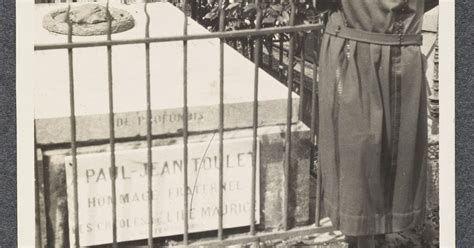 Madame Robert Laroque De Roquebrune Née Josée Angers Devant La