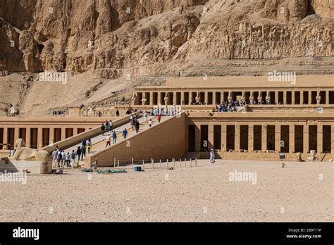 Der Leichentempel Der Hatschepsut Stammt Aus Dem 18 Dynastie Und Ist