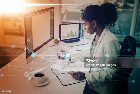 네트워킹 디지털 변환 및 연구 혁신 및 기술 초록을 위해 책상에서 컴퓨터 쓰기를 하는 여성과 함께 데이터 과학 Iot 및