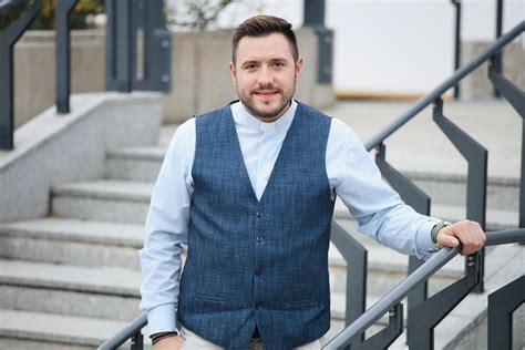 Opa To Se Splača Pogledati V Tem Jeklenem Lepotcu Se Naokrog Prevaža Priljubljeni Duhovnik