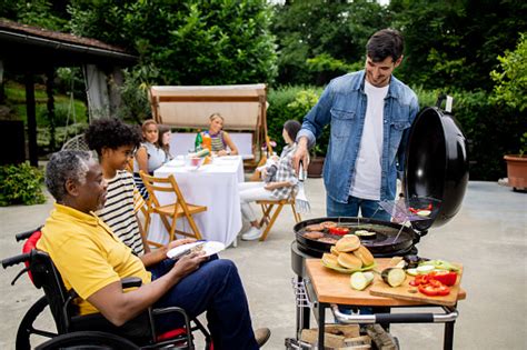 가족은 함께 보내는 시간과 야외 바베큐 준비를 즐깁니다 10 11세에 대한 스톡 사진 및 기타 이미지 10 11세 1개월