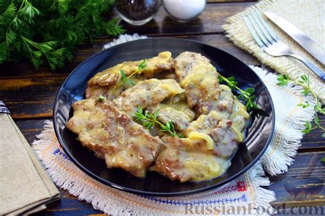 Рецепт: Говяжьи отбивные, тушенные со сметаной и луком на RussianFood.com