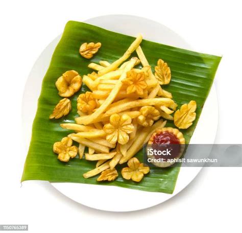 프렌치 프라이 감자 칩 조각 꽃 잎 모양 바나나 잎에서 간단 하 게 튀긴 미국 영어 스타일 세계 최고의 간식 휴식 시간 파티 보고 영화 토마토 소스 새겨진 된 감자 침 사