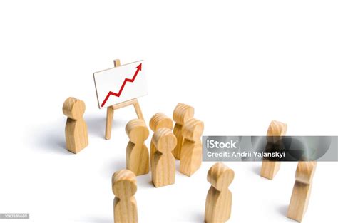 지도자는 서 있는 빨간 최대 그래프 근처 화살표 말하는 사람들의 군중을 해결 연설 리더와 리더십 자질 군중 관리 정치적 논쟁의