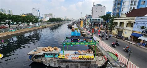 Thuyền Hoa Từ Miền Tây Nô Nức Cập Bến Chợ Hoa Xuân Lớn Nhất Sài Gòn