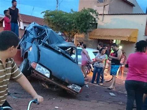 G1 Motorista fica ferido após carro atingir ciclista e capotar em