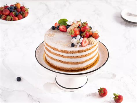 Wegański tort naked cake z owocami Przepis