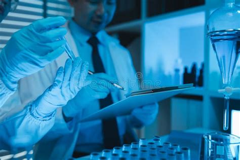 El Equipo De Laboratorio De Científicos De La Investigación Médica