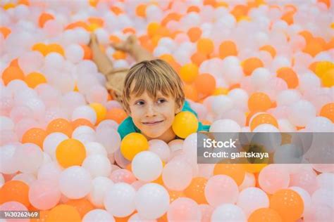 공 구덩이에서 놀고있는 아이 아이들을위한 다채로운 장난감 유치원 또는 유치원 놀이방 탁아 실내 놀이터에서 유아 아이 어린이를위한 공 수영장 활동적인 미취학 아동을위한 생일