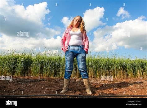 Retrato de una jovencita de 16 años en un campo de trigo liberado