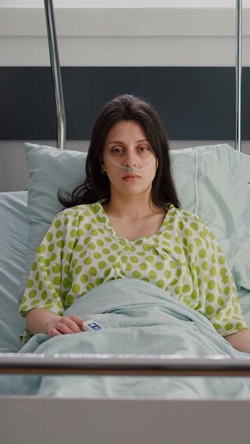 Femme Malade Avec Tube Doxygène Nasal Regardant Dans La Caméra Se